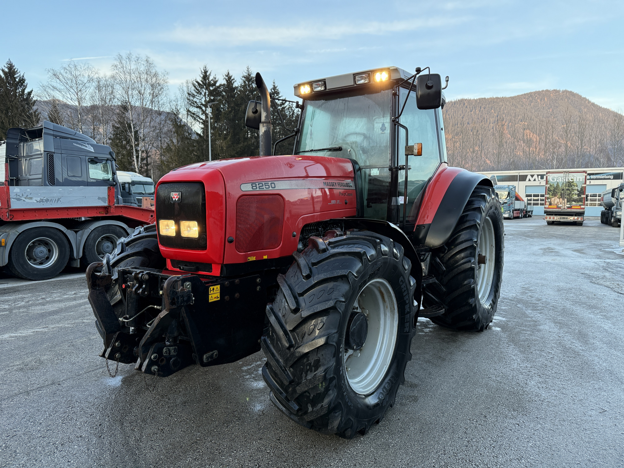 Massey Ferguson 8250 & Fendt Farmer 312 LSA Traktoren | Traktor Massey ...