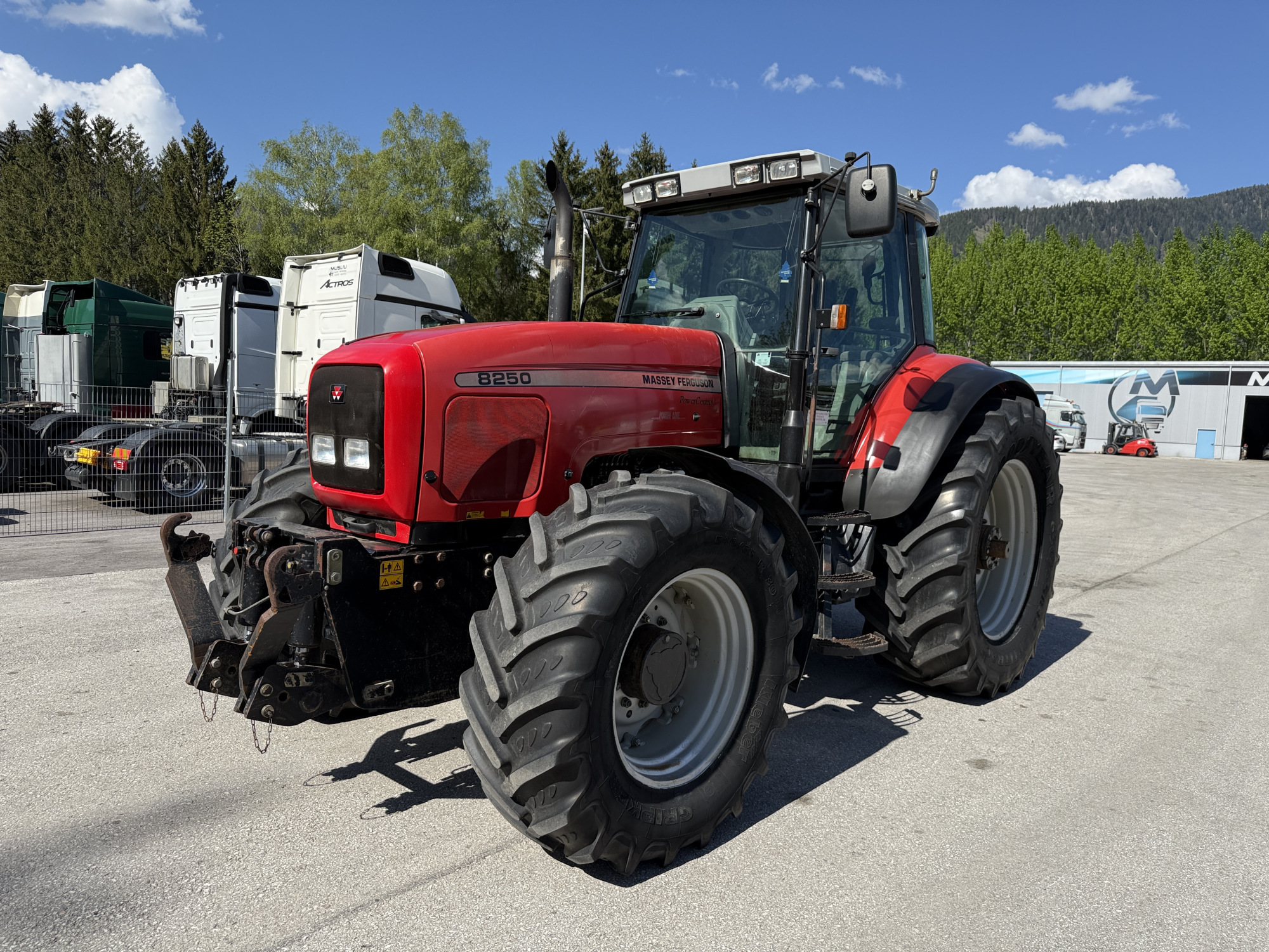 Massey Ferguson 8250 & Fendt Farmer 312 LSA Traktoren | Traktor Massey ...